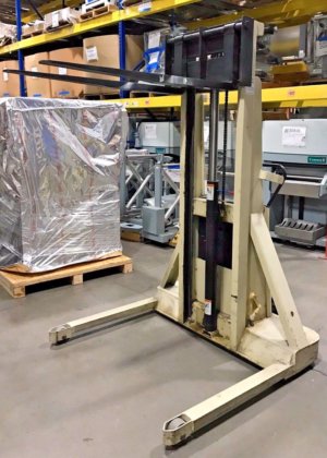 Crown Lift, Electric Pallet Stacker / Walk Behind, 20BS, 2000 lbs ...